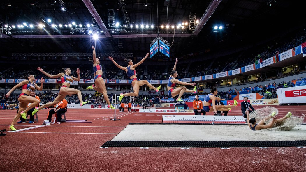 Little Sportgirl: Cambio de extensión y flexión en el salto de longitud