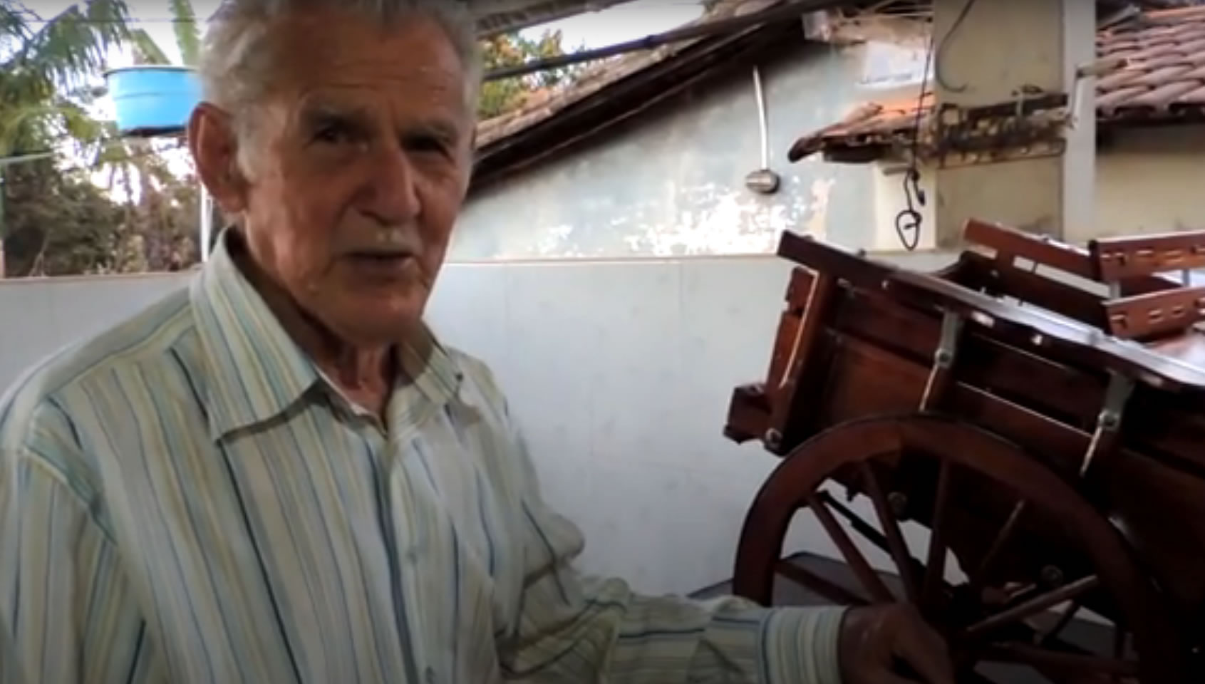 Conheça as carroças em miniaturas confeccionadas pelo Sr. Pedro ...