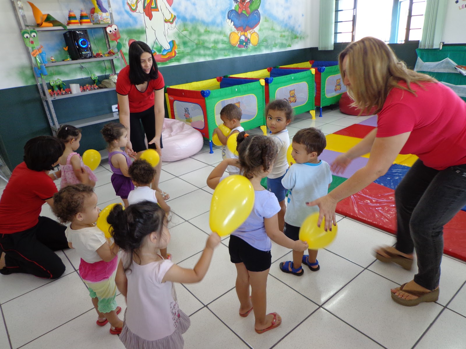 Creche Municipal Sebastiana de Moraes Muñoz: Atividades com as monitoras