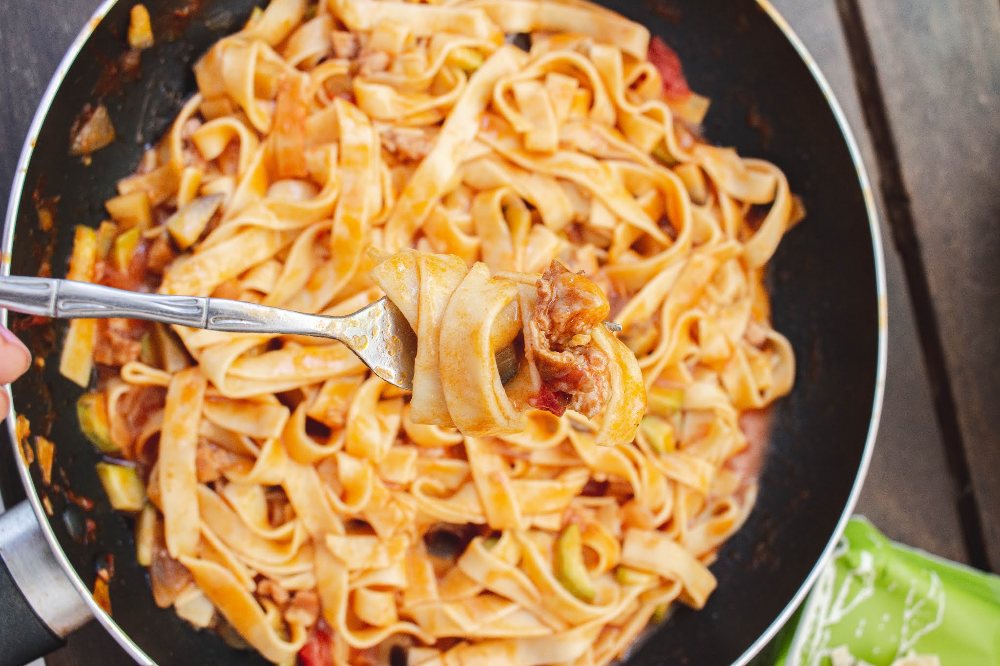 ΜΑΚΑΡΟΝΑΔΑ ΜΕ ΛΑΧΑΝΙΚΑ Κ ΧΩΡΙΑΤΙΚΟ ΛΟΥΚΑΝΙΚΟ ΣΕ 1 ΤΗΓΑΝΙ | VEGGIE ...