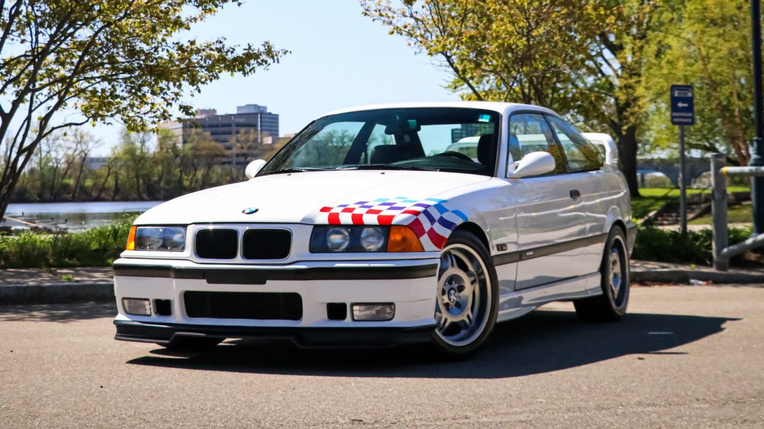 CarΗellas: Πόσα δίνουμε γι' αυτή την σπάνια BMW M3 Lightweight;