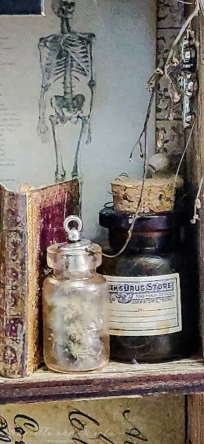 Miniature Apothecary - Henriëtte van Mierlo