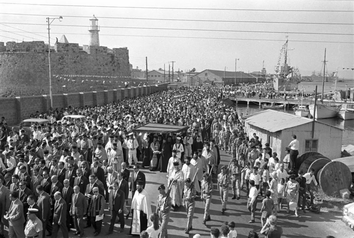 Ιδιωτική Οδός: ΟΤΑΝ Ο ΑΡΧΙΕΠΙΣΚΟΠΟΣ ΚΥΠΡΟΥ ΜΑΚΑΡΙΟΣ ΥΠΟΔΕΧΟΤΑΝ ΤΗΝ ΚΑΡΑ ...