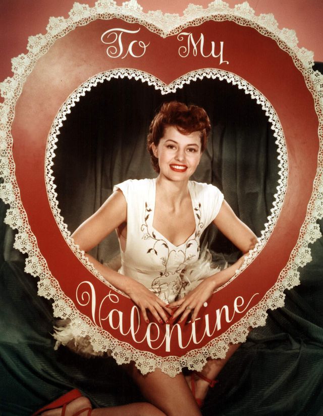 20 Fabulous Color Photos of Classic Beauties Dressed Up For Valentine's ...