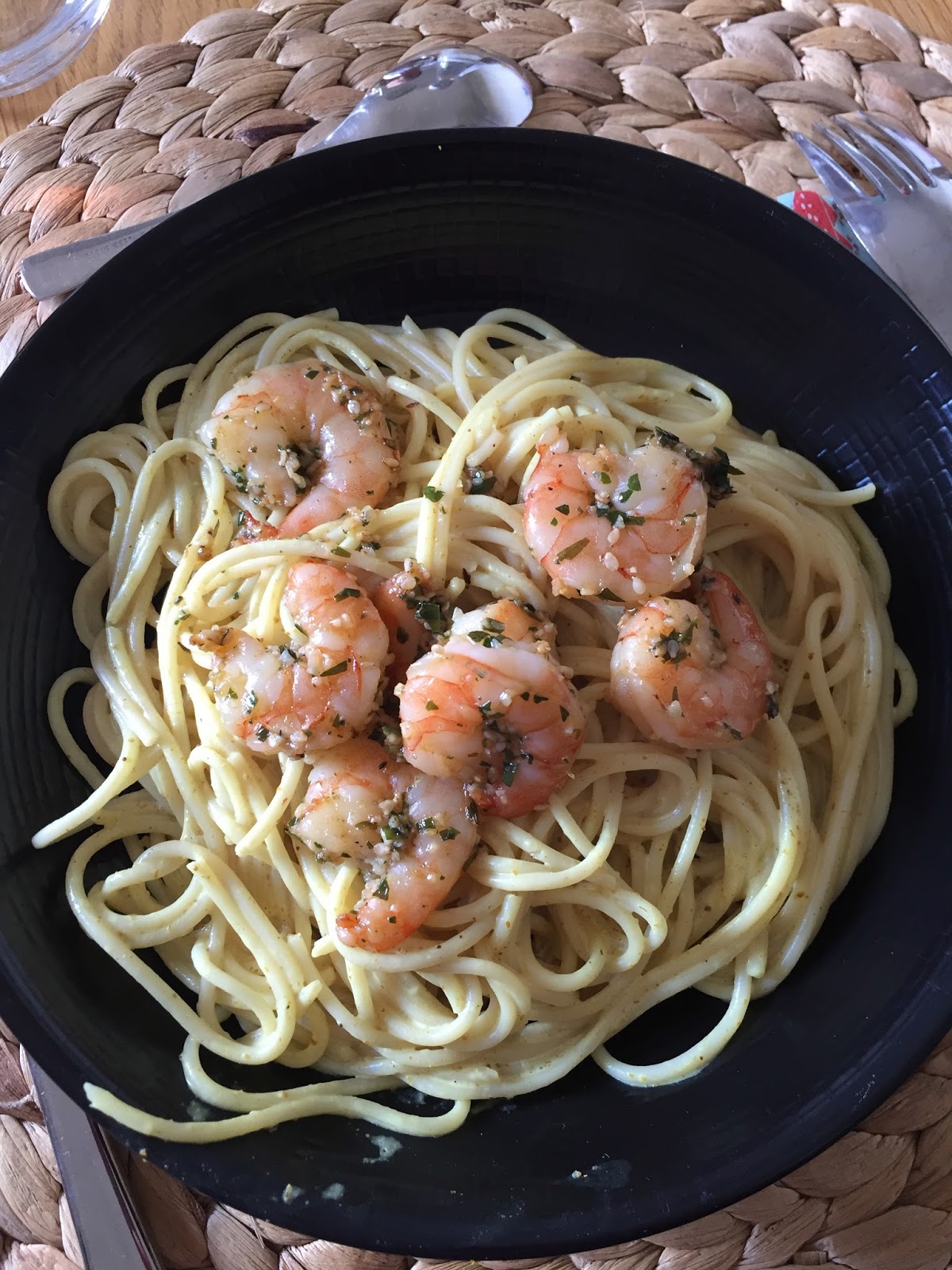 Spaghetti aux crevettes, lait de coco et curry.