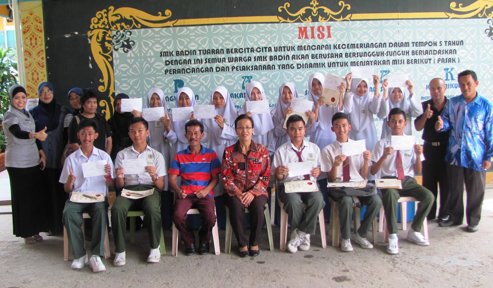 JEJAK LANGKAH: 9 PELAJAR SMK BADIN CAPAI 'A' DALAM SEMUA MATA PELAJARAN