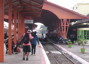 PERON STASIUN KERETA API | Anak teknik