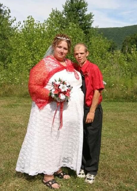 12 Extremely Awkward Wedding Photos
