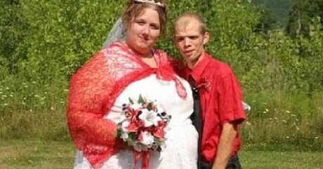 12 Extremely Awkward Wedding Photos