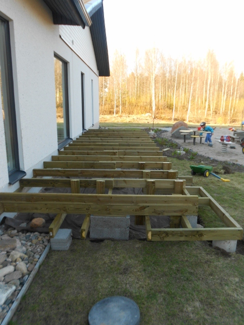 Marin puutarhassa: Terassin runko valmiina.