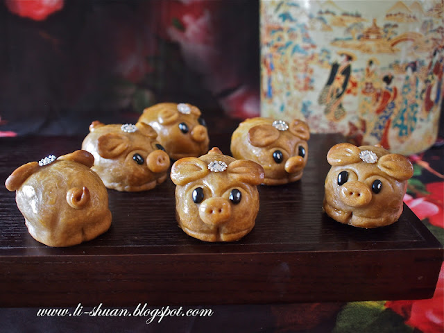 Helena's Kitchen: 我和猪猪月饼祝大家中秋快乐（Handmade Piggy Mooncake）