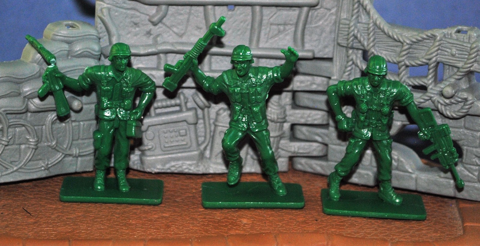 Modern Army Men: SCS Direct Modern Warfare Bucket with HIng Fat soldiers.