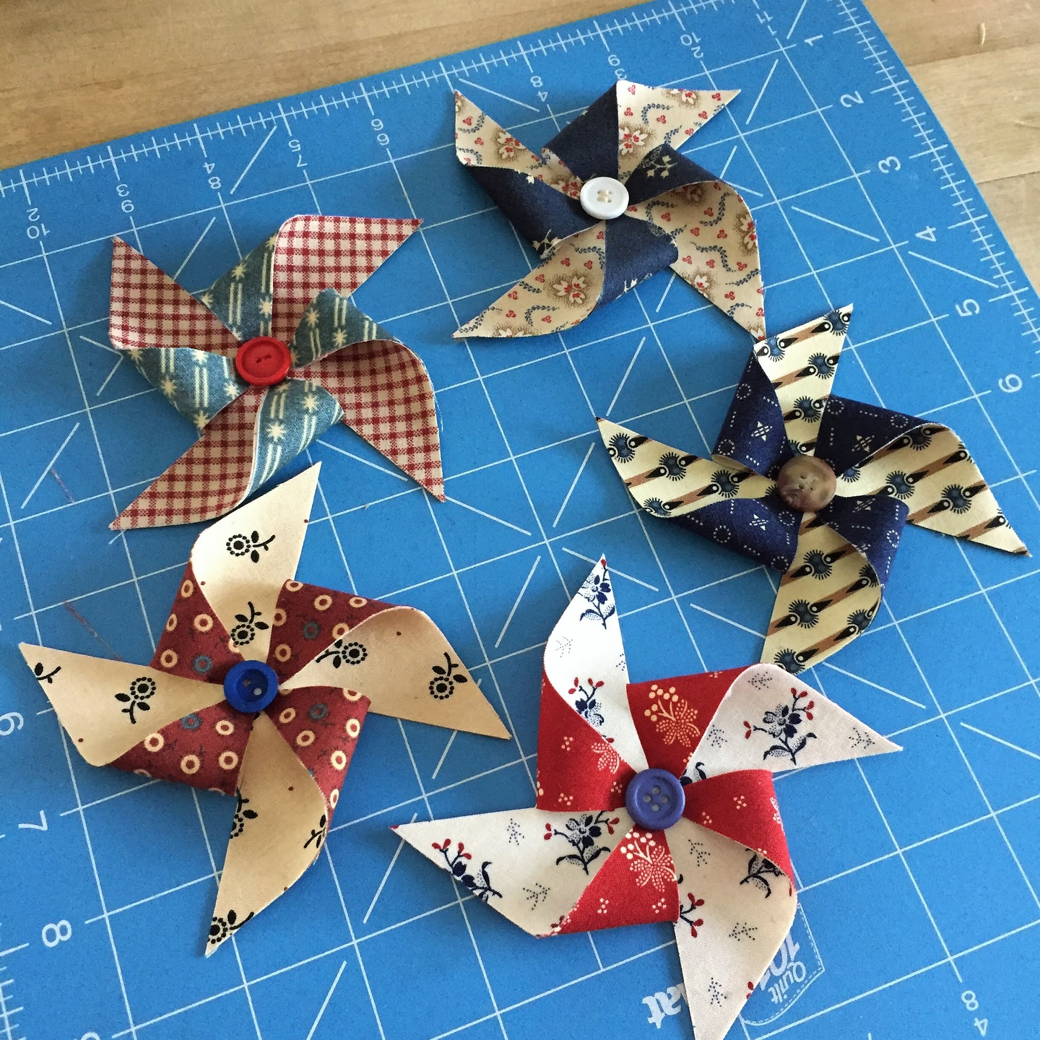 A Sentimental Quilter: Make a Little Pinwheels Quilt