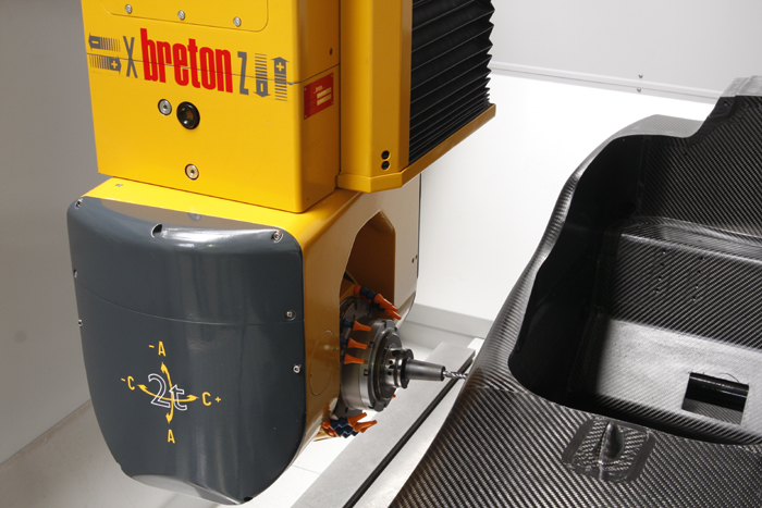 Monoscocca in fibra di carbonio lavorata dal centro di lavoro verticale ...