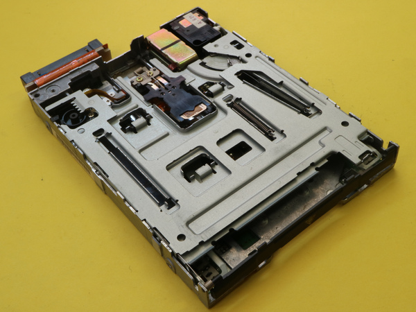 BugWorkShop - 甲蟲工作室: Fujitsu（富士通）FPCLS10 3.5吋軟盤驅動器（Floppy Disk Drive）機芯 ...
