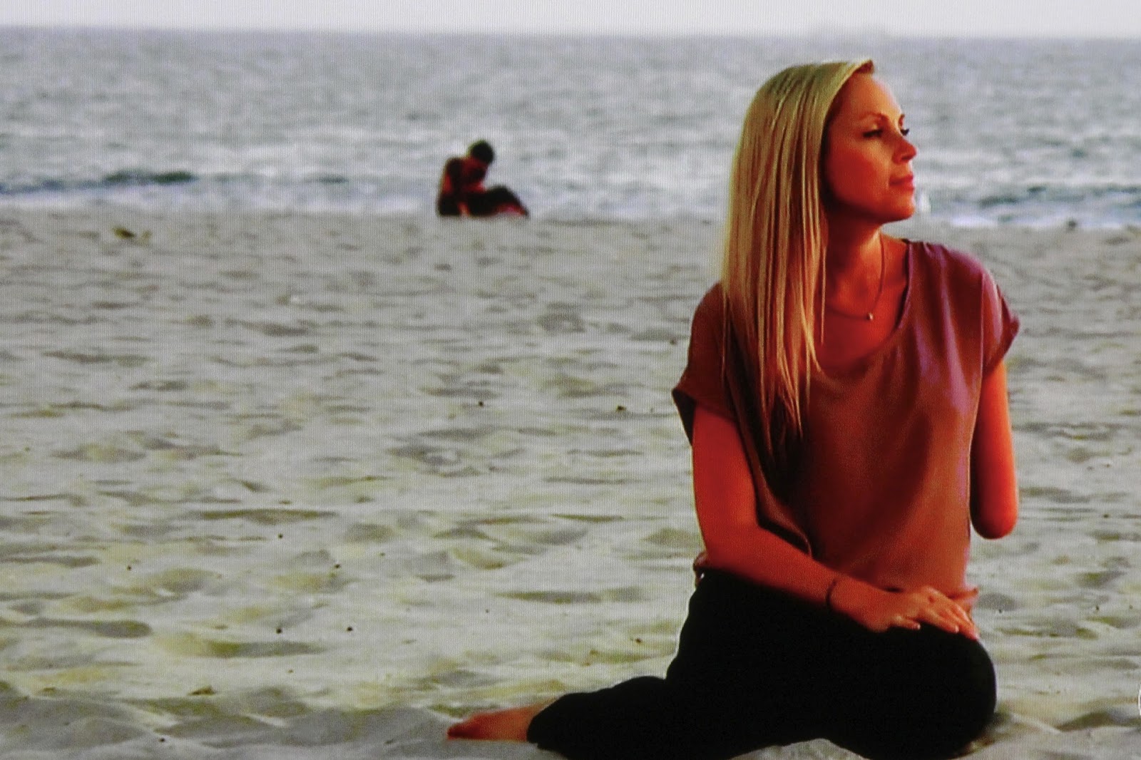 Why the hell didn't the dude from Bachelor marry the chick with one arm ...