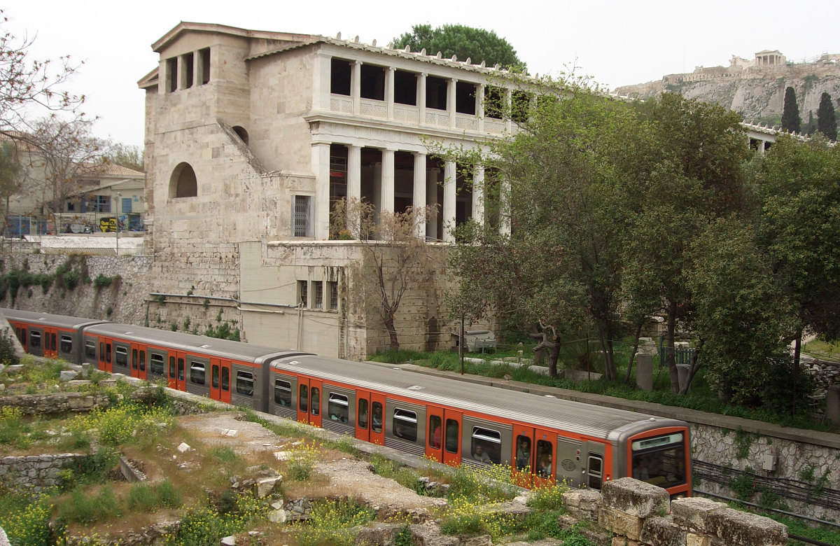 Terraqueoscopio: Tren frente a la Estoa de Atalo en Atenas.