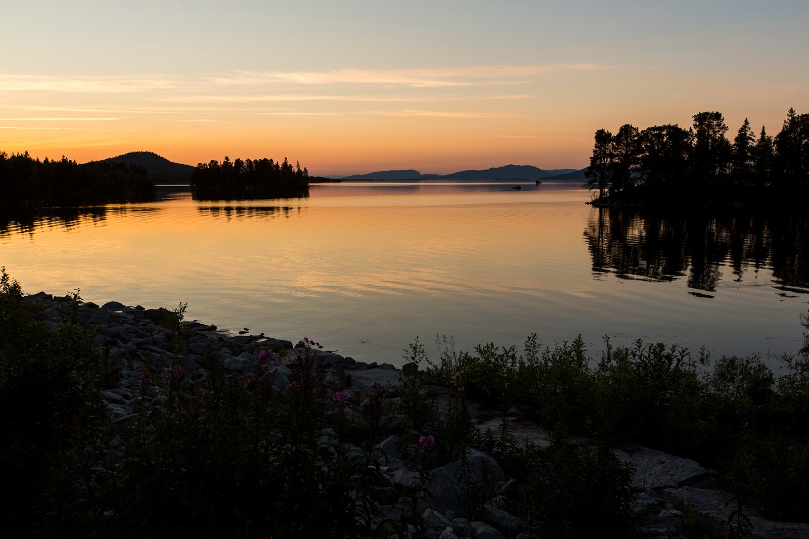 Lappland Nature: Kvällsljus över Hornavan