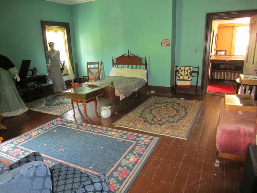 Bird's Yellow House: Antebellum Octagon Hall