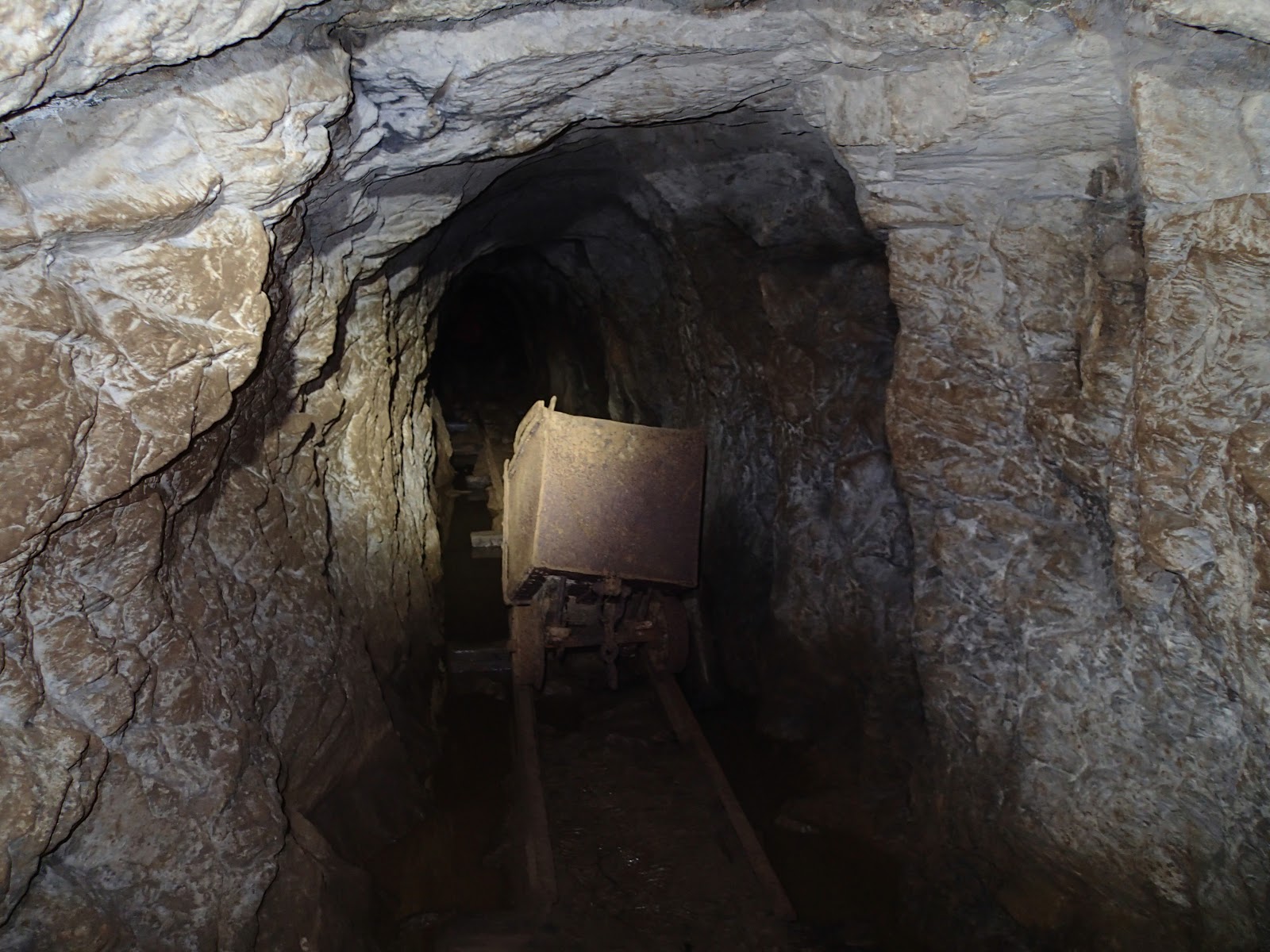 Dudley Caving Club: Wapping Jugs But No Peaking