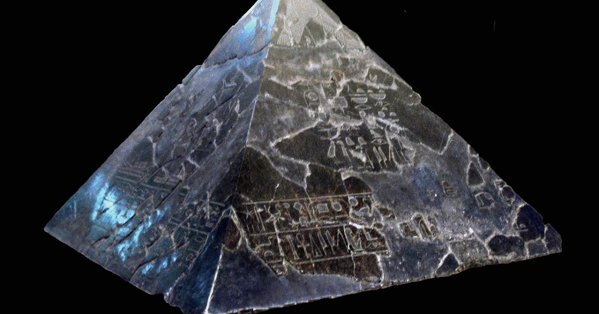 KEMET: piramidión de la pirámide de Jendyer,