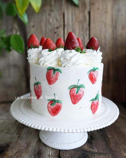 Le leccornie di Danita: Torta fragolina (chiffon cake, frosting e fragole)