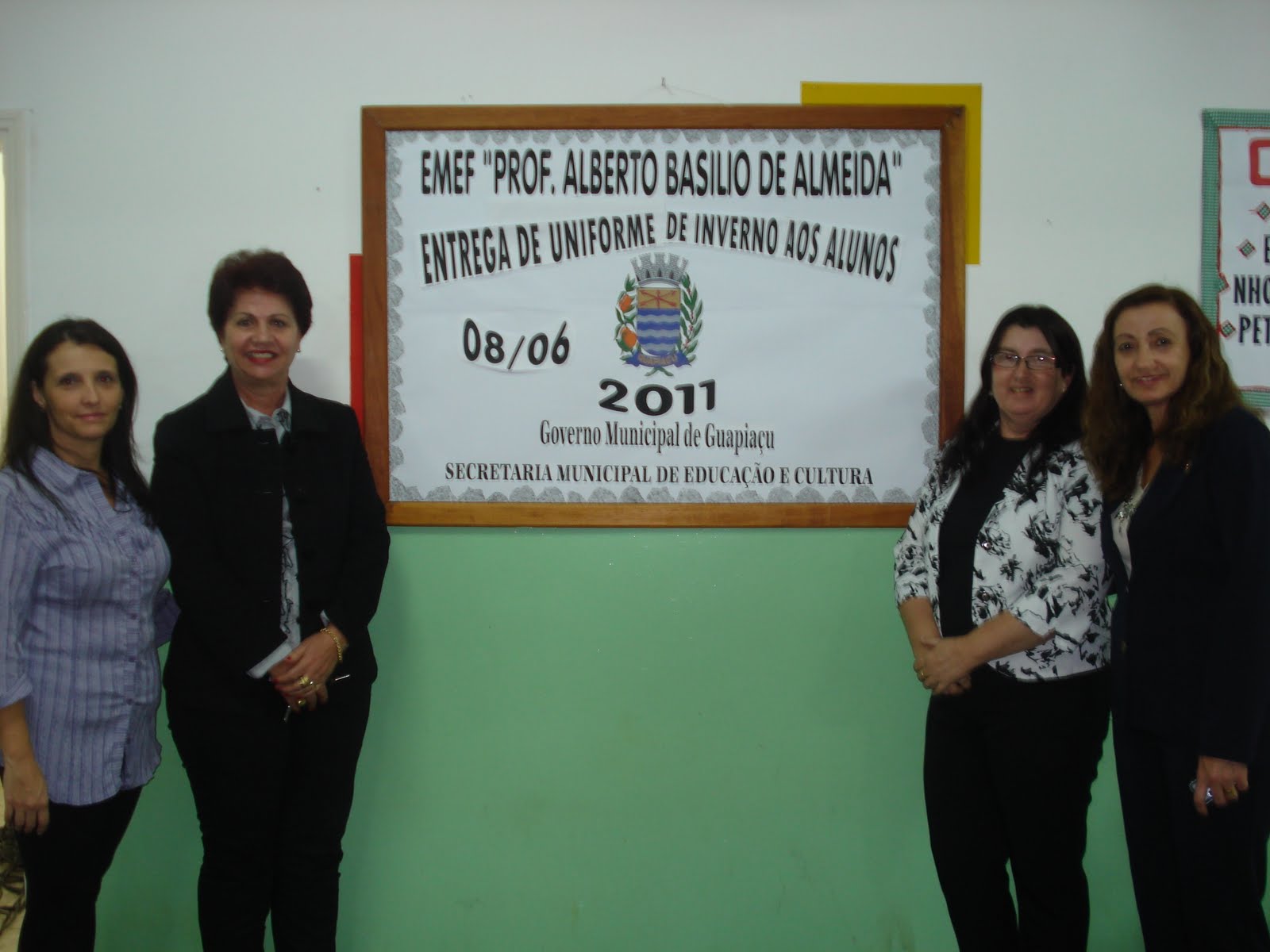 EMEF "PROF ALBERTO BASILIO DE ALMEIDA": 08-05-2011 ENTREGA DE UNIFORMES ...