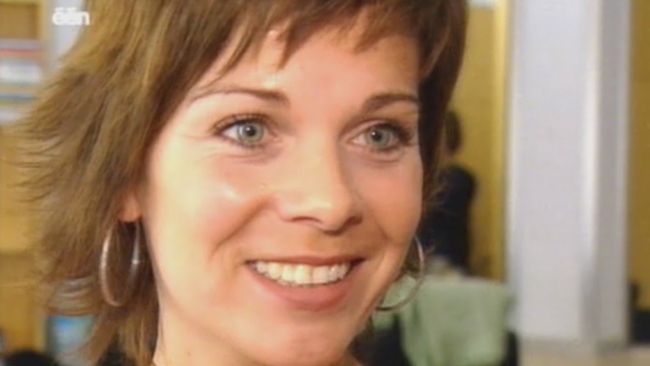 Geena Lisa: Geena Lisa Peeters 'bodypaint' bloot in VRT omroepstoel ...