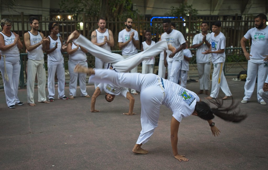 CAPOEIRA É DANÇA OU LUTA?