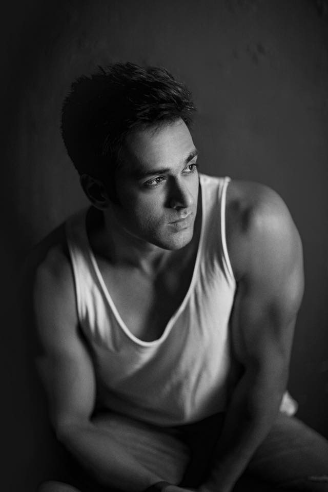 Shirtless Bollywood Men: Pulkit Samrat posts sexy selfie in bed