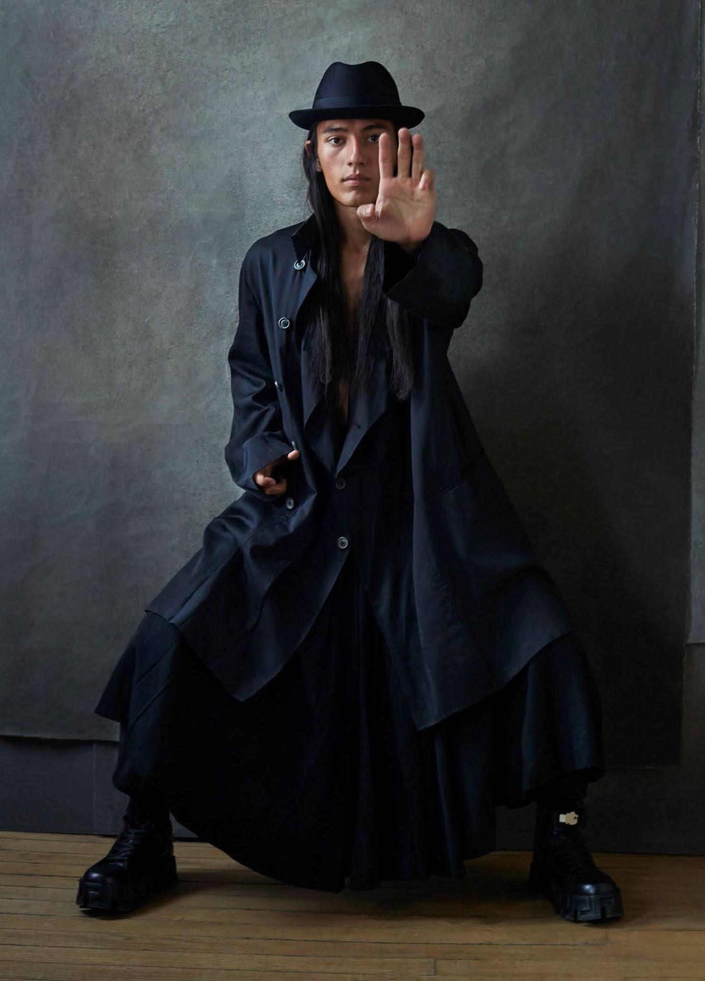 Cherokee Jack posa para Man of Metropolis en fotos de Richard Phibbs