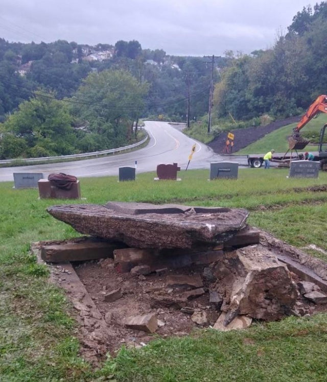 Pirâmide sobre o túmulo de Russell removida de cemitério nos Estados Unidos