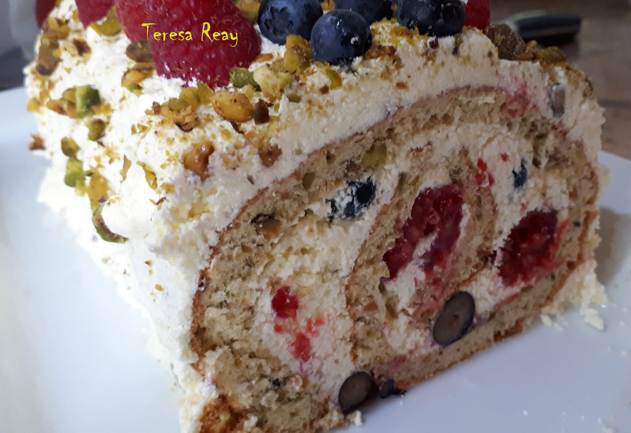 PISTACHIO ROULADE WITH RASPBERRIES AND WHITE CHOCOLATE