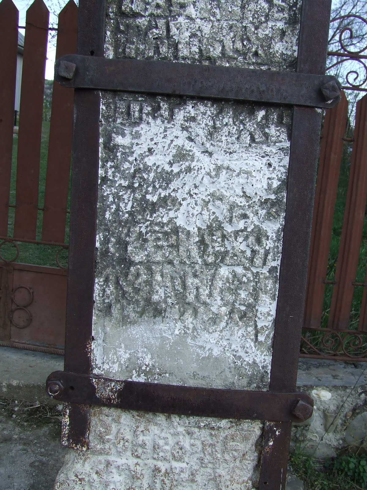 Timp liber: Cruci din piatra cu inscriptii chirilice