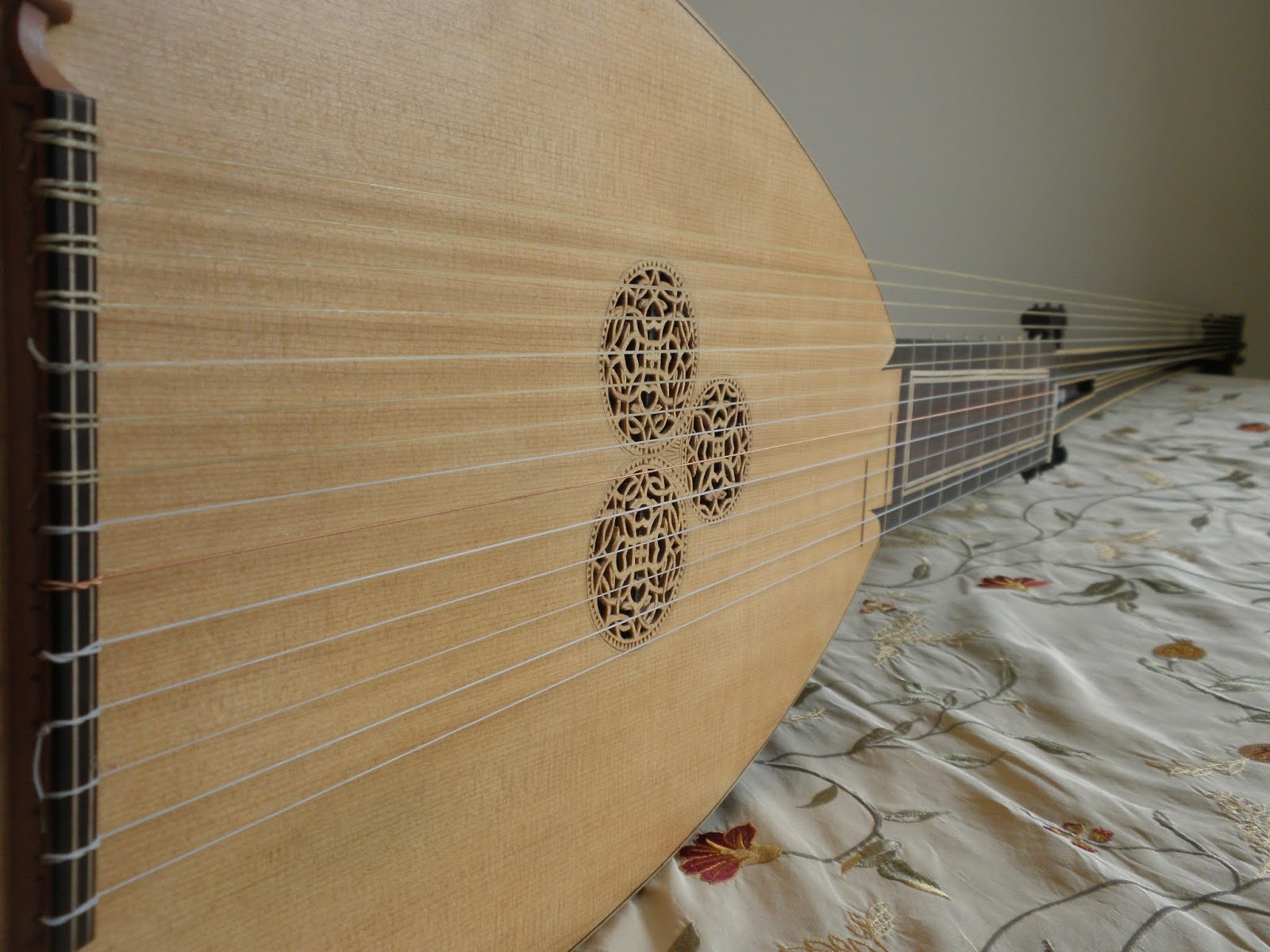 Buying a Lute: Theorbo, Chitarroni and Archlutes