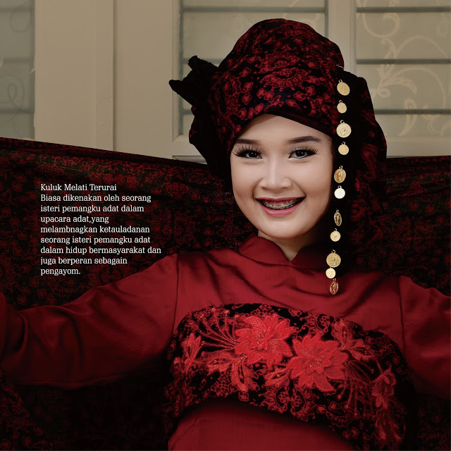 √ Tengkuluk, Tutup Kepala Tradisional Wanita Jambi. - Duduk Paling Depan