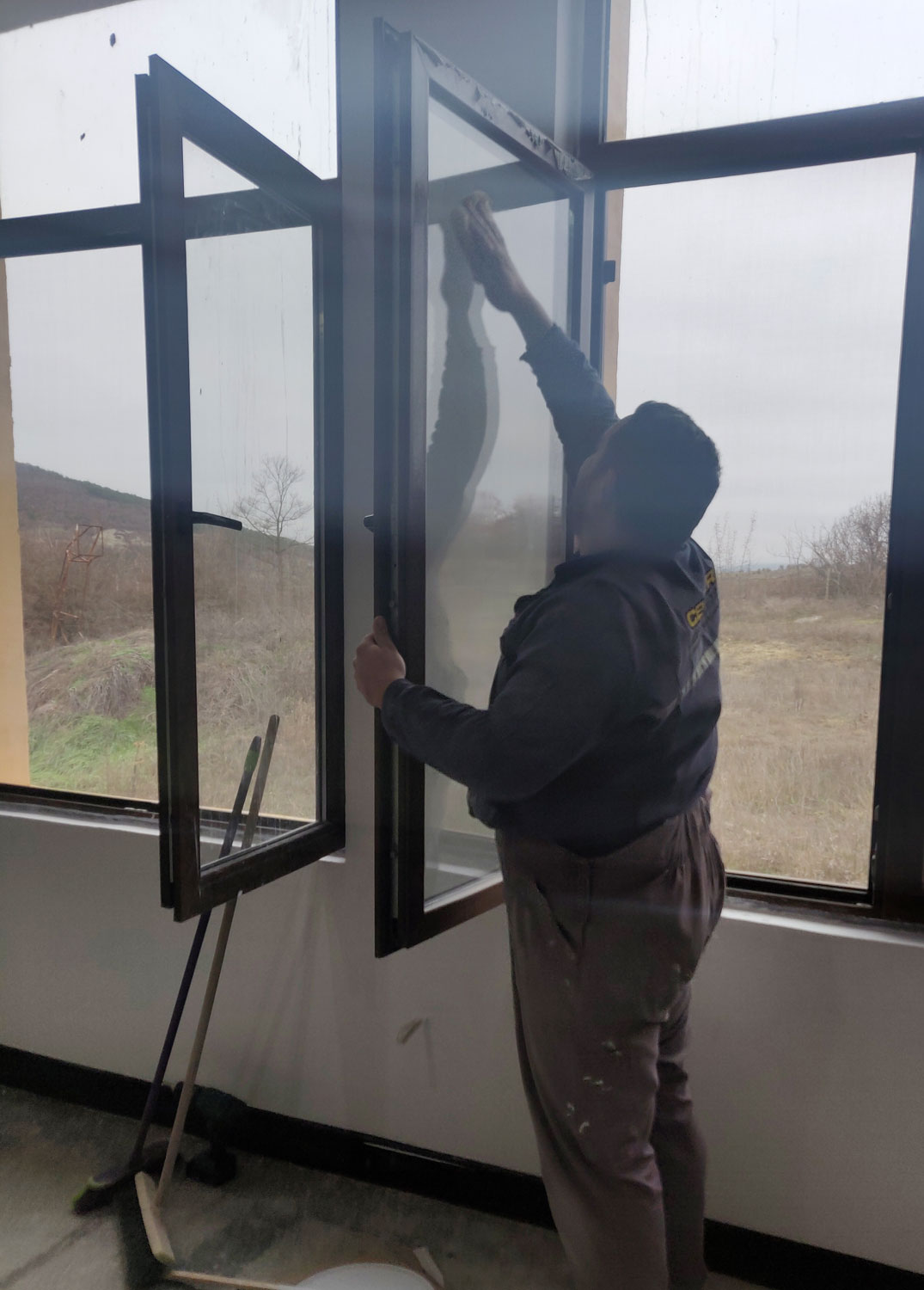 Old School In Bulgaria: Painting, cleaning and grouting