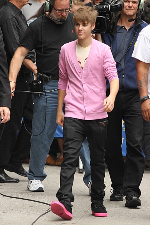 Beliebers United: Justin Bieber is preppy in pink for ‘Late Show ...