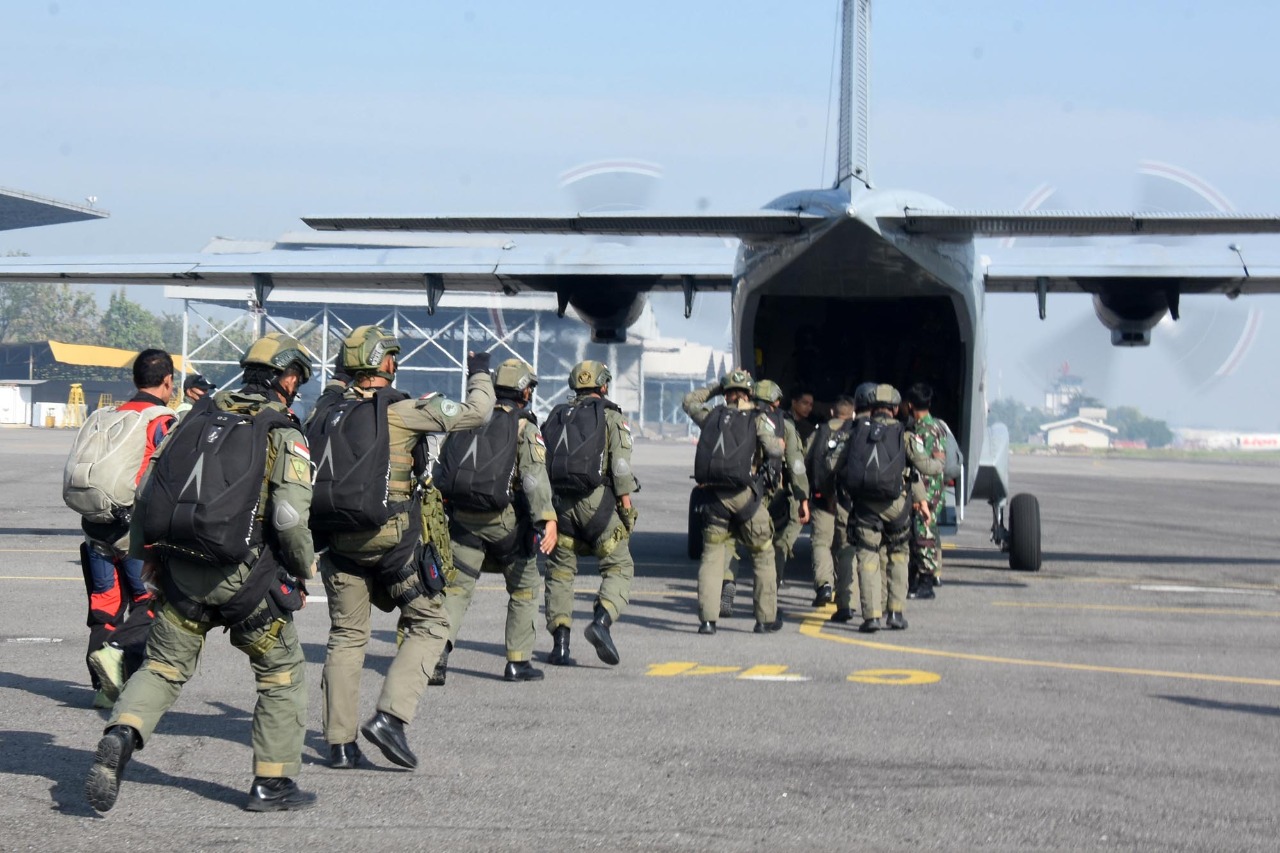 DEFENSE STUDIES: Prajurit Yontaifib 2 Marinir Laksanakan Latihan Terjun ...