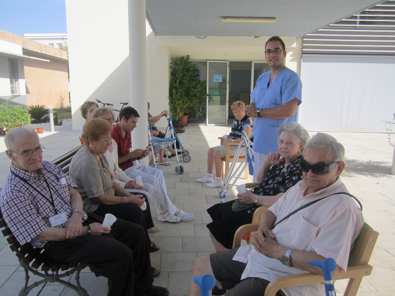 UED para personas mayores Azahara: TALLER GRUPAL EN EL PATIO