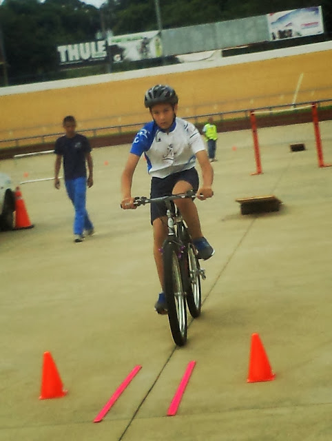 CICLISMO TOTAL: Pedaleando hacia el futuro. Todo un éxito el Primer Campeonato Nacional de Gynkana