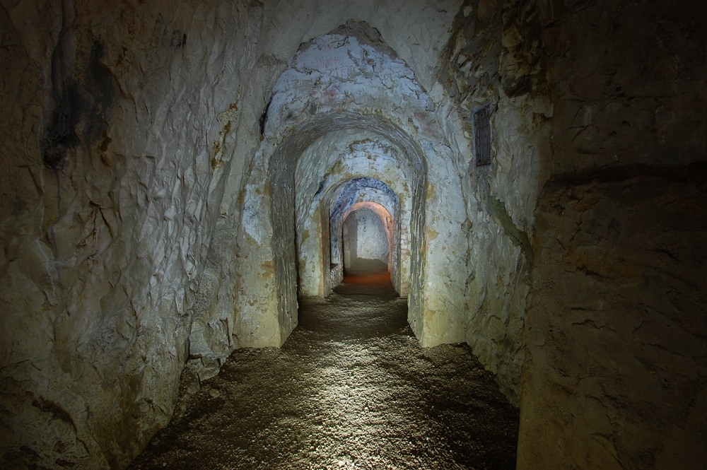 Ξωτικό: Η Hellfire Club και οι Σπηλιές της