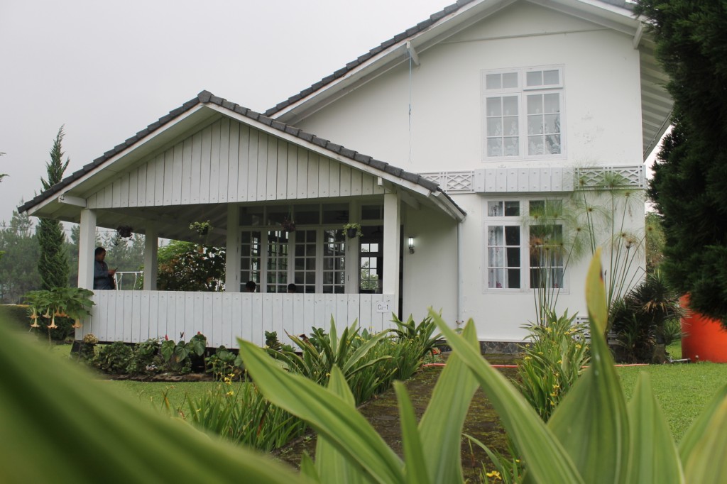 Villa Putih Istana Bunga Lembang - Bandung - Villa di Lembang Bandung