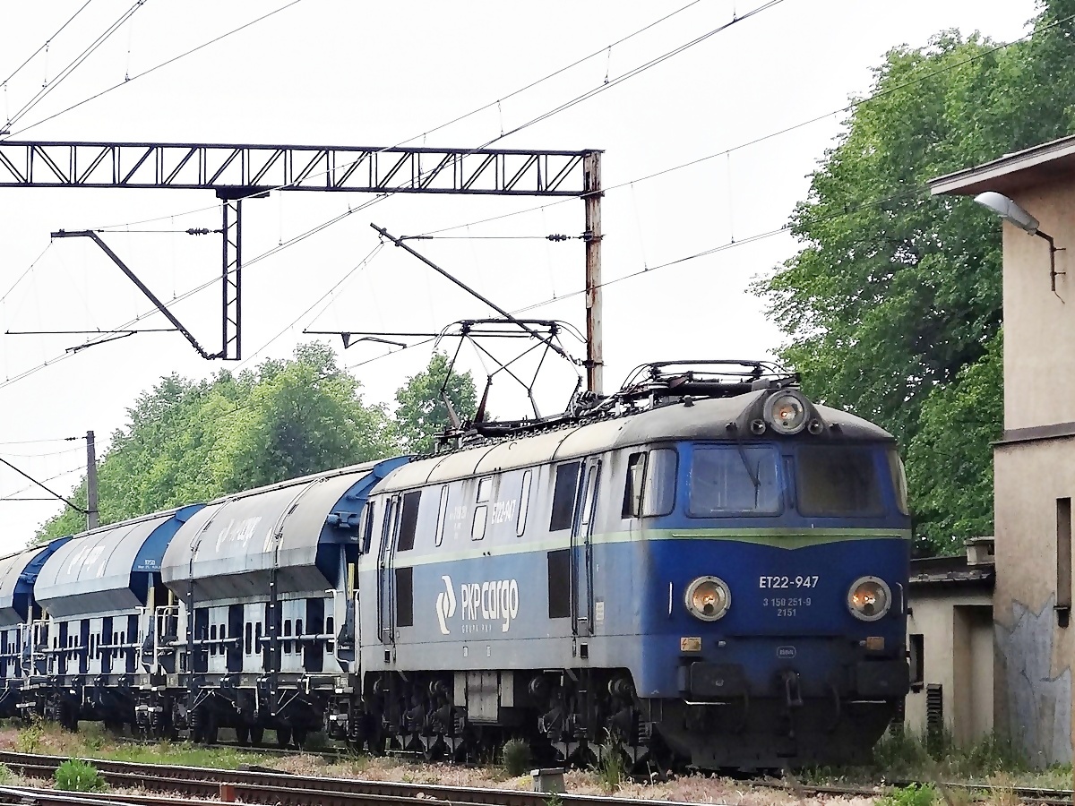 Lokomotywa ET22-947 w drodze przez Kielce | Kolejowe Kielce