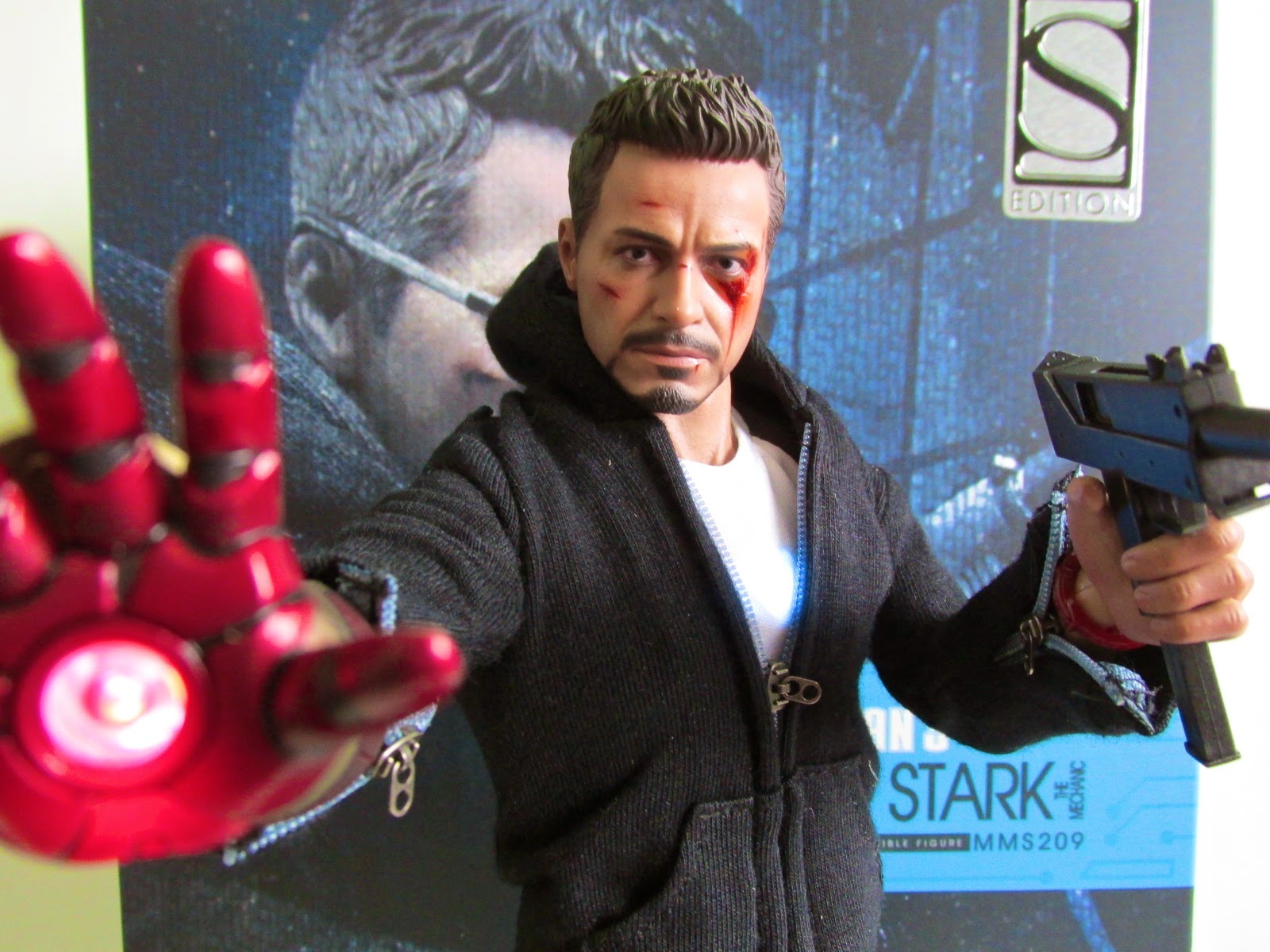 Hot Toys 1/6th scale Tony Stark The Mechanic | Toy RE:action