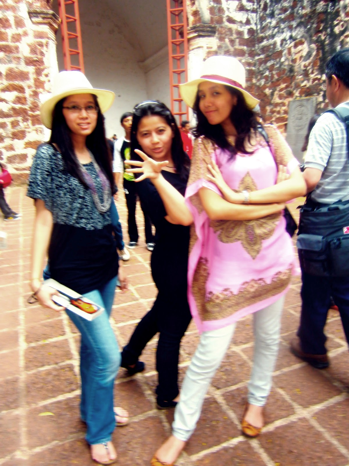 it's me diana alim...: i love my cousins, Nurul, Wani and my sister ...