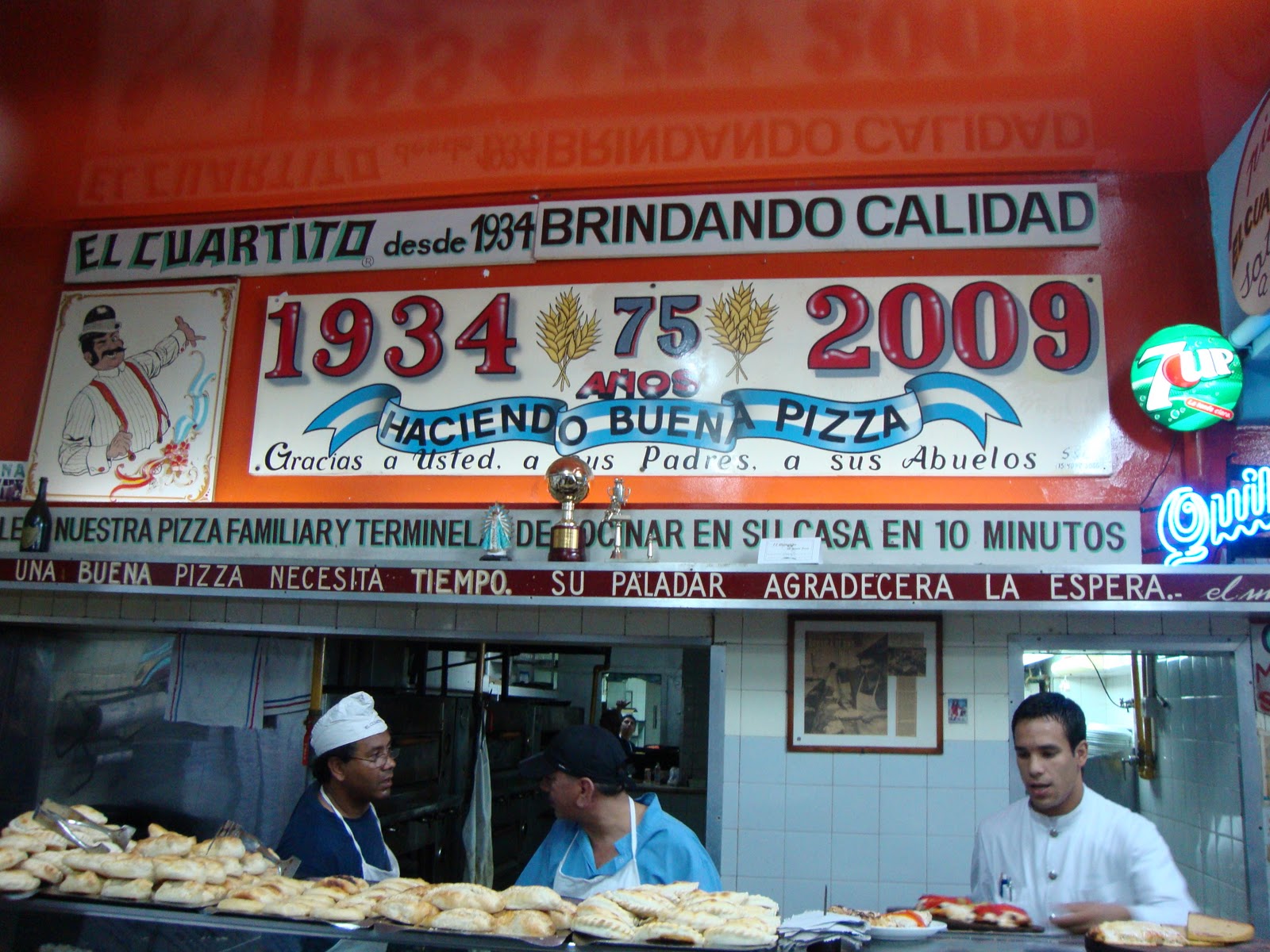 The flâneur: Buenos Aires: El Cuartito - La buena pizza