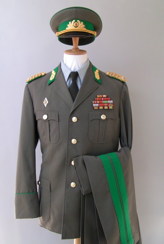 DDR Uniformen, Ausrüstung und Abzeichen: Uniformen aus dem Buch ...
