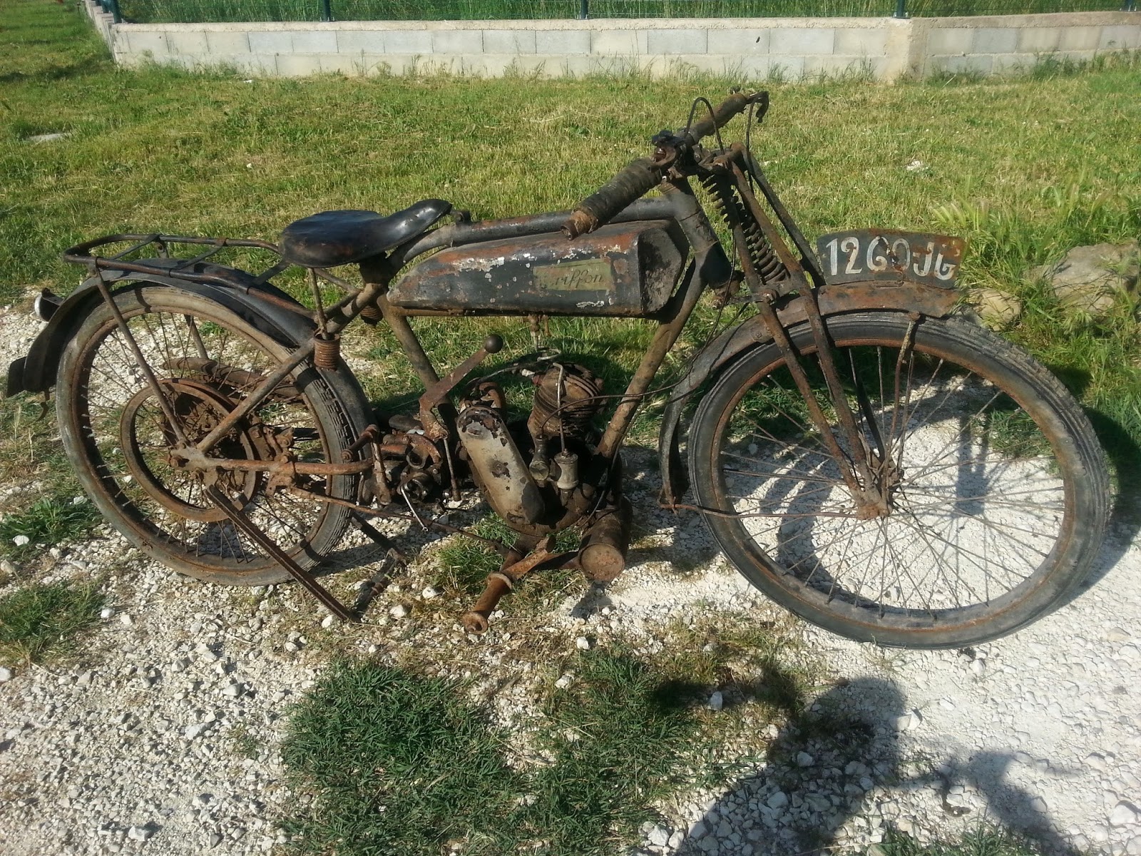 luckyfactory40: MOTOCYCLETTE "GRIFFON 175cc" ANNEES 20 SORTIE DE GRANGE