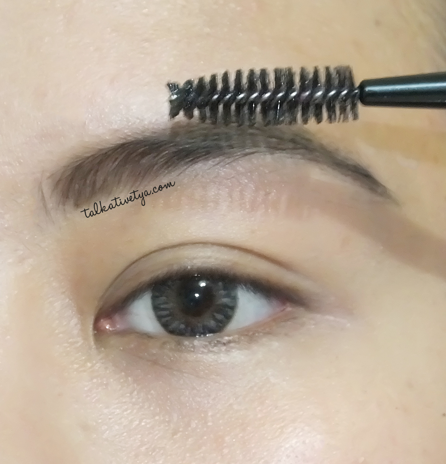 [DIY] Easy Eyebrow Fix - Talkative Tya